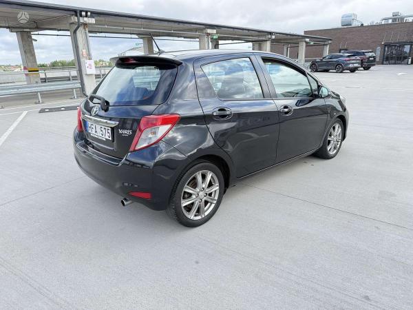 Melns Toyota Yaris 2012 Viļņa, ar dzinēja tilpumu 1.36 L un nobraukumu 200 tūkst. km par 3100 €, foto 3 vietnē AUTOMOTO.COM.LV