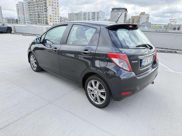 Melns Toyota Yaris 2012 Viļņa, ar dzinēja tilpumu 1.36 L un nobraukumu 200 tūkst. km par 3100 €, foto 4 vietnē AUTOMOTO.COM.LV
