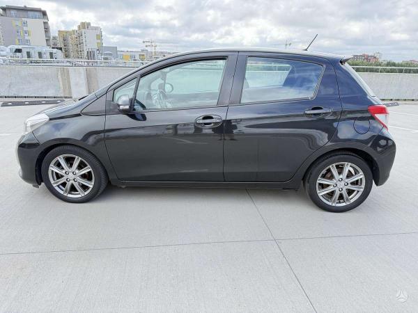 Melns Toyota Yaris 2012 Viļņa, ar dzinēja tilpumu 1.36 L un nobraukumu 200 tūkst. km par 3100 €, foto 5 vietnē AUTOMOTO.COM.LV