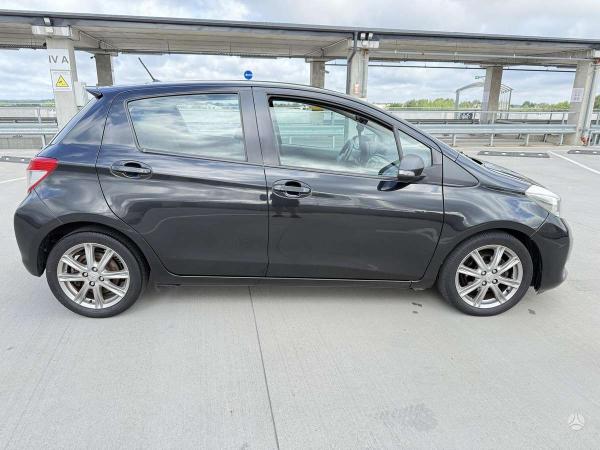 Melns Toyota Yaris 2012 Viļņa, ar dzinēja tilpumu 1.36 L un nobraukumu 200 tūkst. km par 3100 €, foto 6 vietnē AUTOMOTO.COM.LV