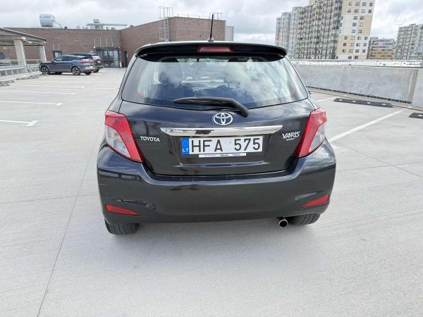Melns Toyota Yaris 2012 Viļņa, ar dzinēja tilpumu 1.36 L un nobraukumu 200 tūkst. km par 3100 €, foto 8 vietnē AUTOMOTO.COM.LV