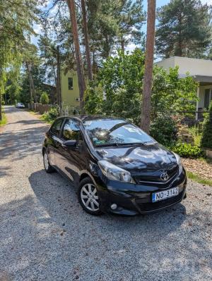 Melns Toyota Yaris 2012 Rīga, ar dzinēja tilpumu 1.00 L un nobraukumu 95 tūkst. km par 5300 €, foto  vietnē AUTOMOTO.COM.LV