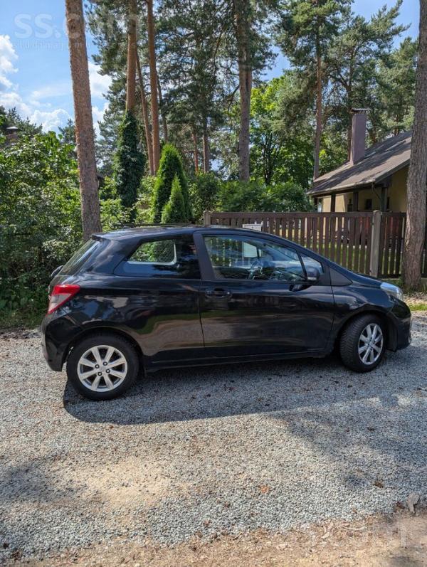Melns Toyota Yaris 2012 Rīga, ar dzinēja tilpumu 1.00 L un nobraukumu 95 tūkst. km par 5300 €, foto 3 vietnē AUTOMOTO.COM.LV