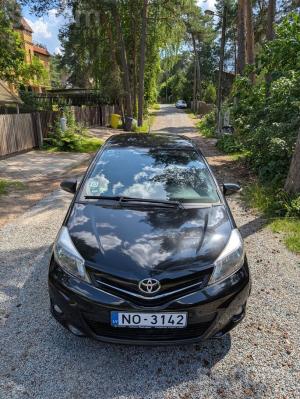 Melns Toyota Yaris 2012 Rīga, ar dzinēja tilpumu 1.00 L un nobraukumu 95 tūkst. km par 5300 €, foto 5 vietnē AUTOMOTO.COM.LV