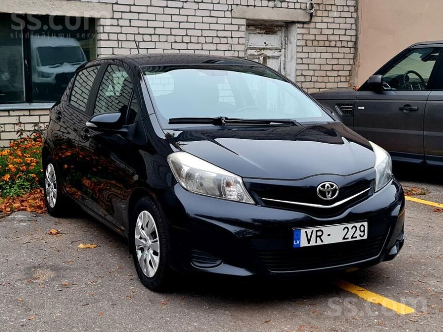 Black Toyota Yaris 2012 in Riga, with an engine capacity of 1.30 L and mileage of 126 thousand km for 5900 €, photo 4 on AUTOMOTO.COM.LV