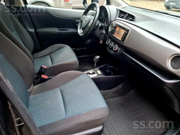 Melns Toyota Yaris 2012 Rīga, ar dzinēja tilpumu 1.30 L un nobraukumu 126 tūkst. km par 5900 €, foto 5 vietnē AUTOMOTO.COM.LV