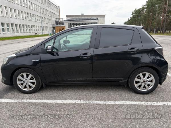 Черный Тойота Ярис 2013 в Таллин, объемом двигателя 1.50 л и пробегом 125 тыс. км за 8690 €, фото 5 на AUTOMOTO.COM.LV