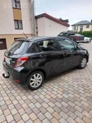 Melns Toyota Yaris 2013 Rīga, ar dzinēja tilpumu 1.40 L un nobraukumu 133 tūkst. km par 3800 €, foto 4 vietnē AUTOMOTO.COM.LV