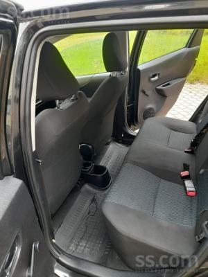 Melns Toyota Yaris 2013 Rīga, ar dzinēja tilpumu 1.40 L un nobraukumu 133 tūkst. km par 3800 €, foto 7 vietnē AUTOMOTO.COM.LV