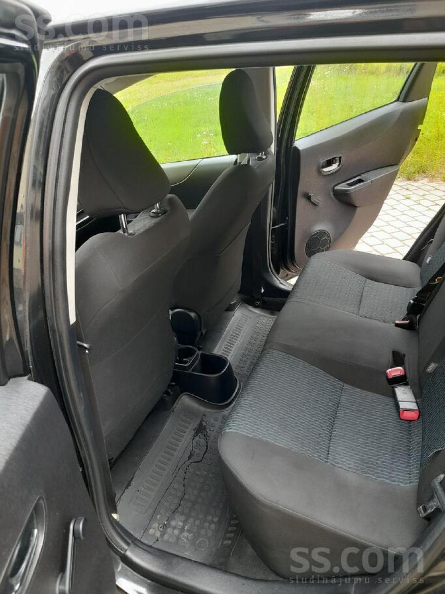 Melns Toyota Yaris 2013 Rīga, ar dzinēja tilpumu 1.40 L un nobraukumu 133 tūkst. km par 3800 €, foto 7 vietnē AUTOMOTO.COM.LV