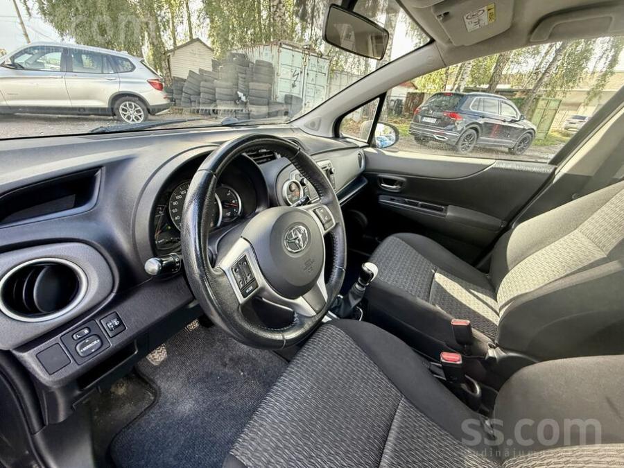 Black Toyota Yaris 2013 in Riga, with an engine capacity of 1.40 L and mileage of 0 thousand km for 2790 €, photo 14 on AUTOMOTO.COM.LV