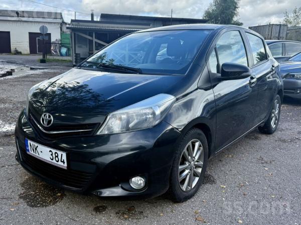 Toyota Yaris 2013 Rīga vietnē Melns Toyota Yaris 2013 Rīga, ar dzinēja tilpumu 1.40 L un nobraukumu 0 tūkst. km par 2790 €, foto 3 vietnē AUTOMOTO.COM.LV