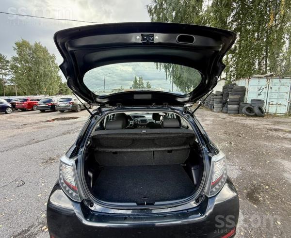 Toyota Yaris 2013 Rīga vietnē Melns Toyota Yaris 2013 Rīga, ar dzinēja tilpumu 1.40 L un nobraukumu 0 tūkst. km par 2790 €, foto 8 vietnē AUTOMOTO.COM.LV