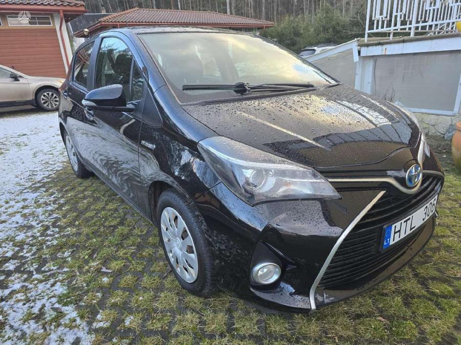 Melns Toyota Yaris 2015 Viļņa, ar dzinēja tilpumu 1.50 L un nobraukumu 160 tūkst. km par 8500 €, foto 3 vietnē AUTOMOTO.COM.LV