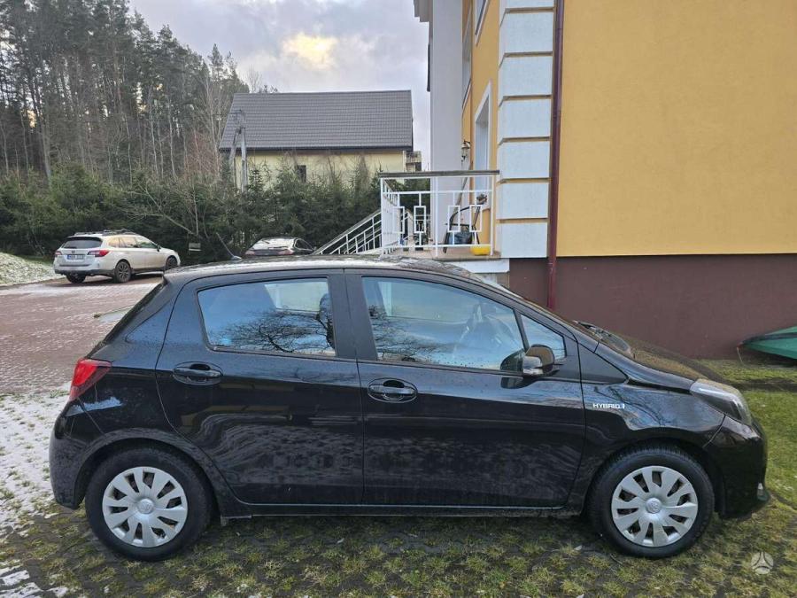 Melns Toyota Yaris 2015 Viļņa, ar dzinēja tilpumu 1.50 L un nobraukumu 160 tūkst. km par 8500 €, foto 4 vietnē AUTOMOTO.COM.LV