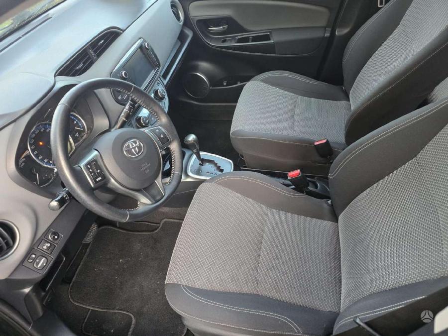 Melns Toyota Yaris 2015 Viļņa, ar dzinēja tilpumu 1.50 L un nobraukumu 160 tūkst. km par 8500 €, foto 12 vietnē AUTOMOTO.COM.LV