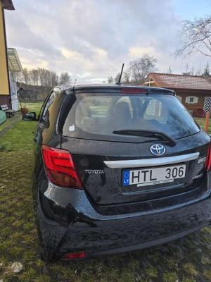 Melns Toyota Yaris 2015 Viļņa, ar dzinēja tilpumu 1.50 L un nobraukumu 160 tūkst. km par 8500 €, foto 21 vietnē AUTOMOTO.COM.LV