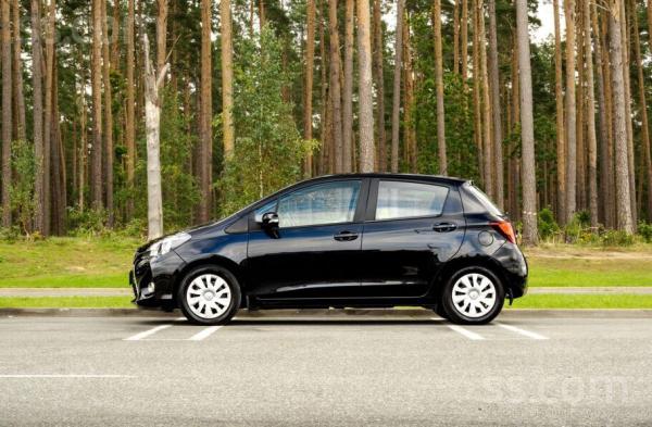 Black Toyota Yaris 2016 in Riga, with an engine capacity of 1.40 L and mileage of 138 thousand km for 6790 €, photo 4 on AUTOMOTO.COM.LV