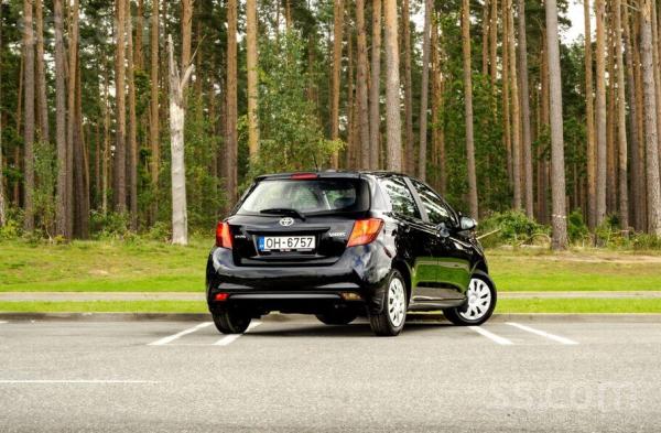 Black Toyota Yaris 2016 in Riga, with an engine capacity of 1.40 L and mileage of 138 thousand km for 6790 €, photo 5 on AUTOMOTO.COM.LV