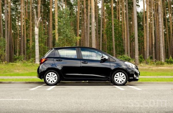 Black Toyota Yaris 2016 in Riga, with an engine capacity of 1.40 L and mileage of 138 thousand km for 6790 €, photo 8 on AUTOMOTO.COM.LV