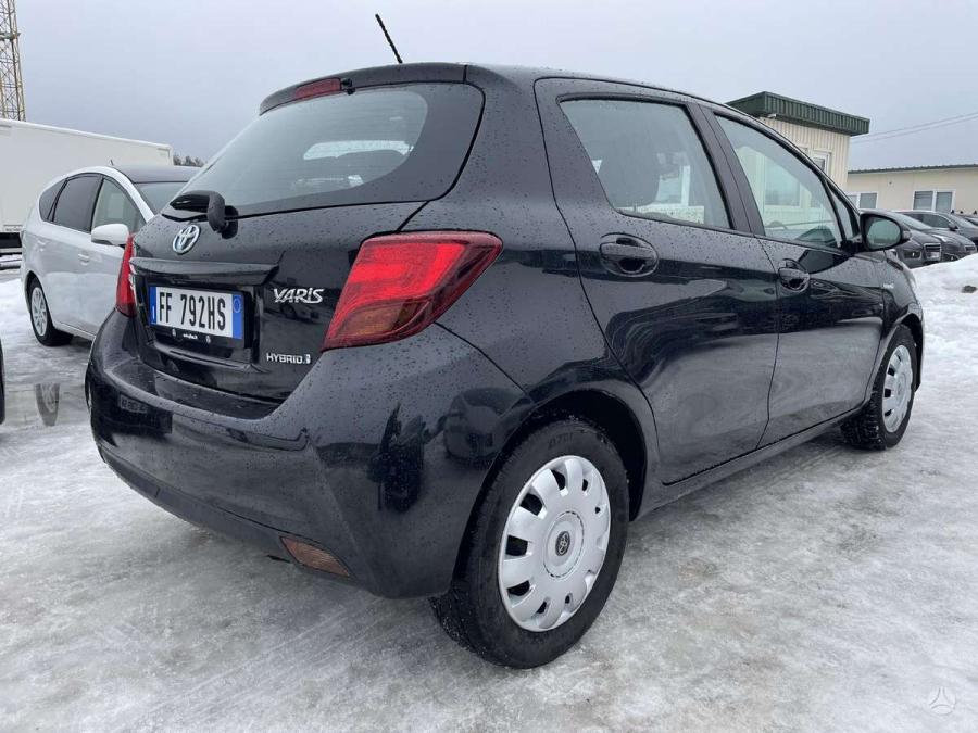 Black Toyota Yaris 2016 in Vilnius, with an engine capacity of 1.50 L and mileage of 229 thousand km for 6490 €, photo 3 on AUTOMOTO.COM.LV