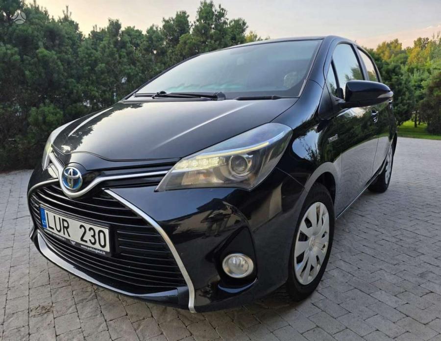 Black Toyota Yaris 2017 in Utena, with an engine capacity of 1.50 L and mileage of 183 thousand km for 7700 €, photo 3 on AUTOMOTO.COM.LV