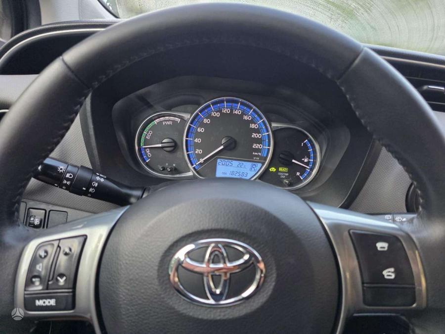 Black Toyota Yaris 2017 in Utena, with an engine capacity of 1.50 L and mileage of 183 thousand km for 7700 €, photo 16 on AUTOMOTO.COM.LV