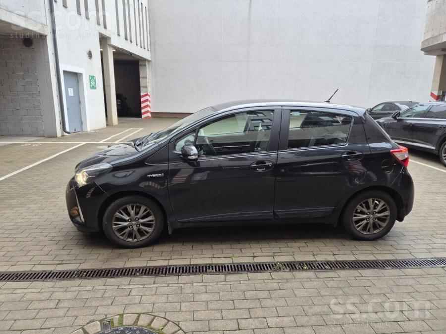 Melns Toyota Yaris 2018 Rīga, ar dzinēja tilpumu 1.50 L un nobraukumu 800 tūkst. km par 9400 €, foto 1 vietnē AUTOMOTO.COM.LV