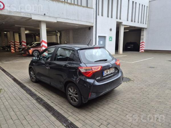 Melns Toyota Yaris 2018 Rīga, ar dzinēja tilpumu 1.50 L un nobraukumu 800 tūkst. km par 9400 €, foto 2 vietnē AUTOMOTO.COM.LV