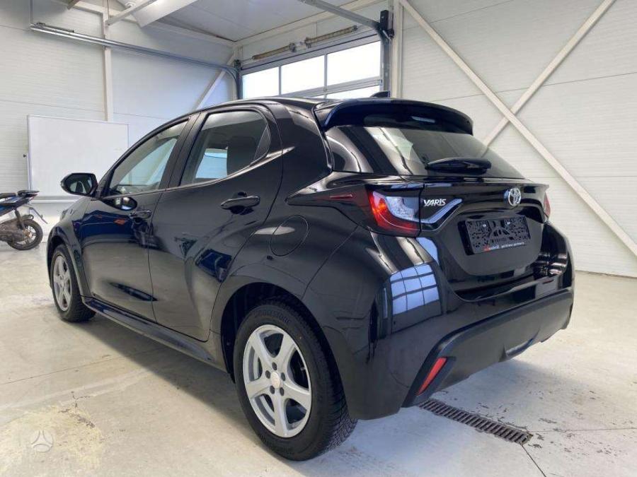 Melns Toyota Yaris 2020 Radviliškis, ar dzinēja tilpumu 1.00 L un nobraukumu 9 tūkst. km par 12523 €, foto 4 vietnē AUTOMOTO.COM.LV