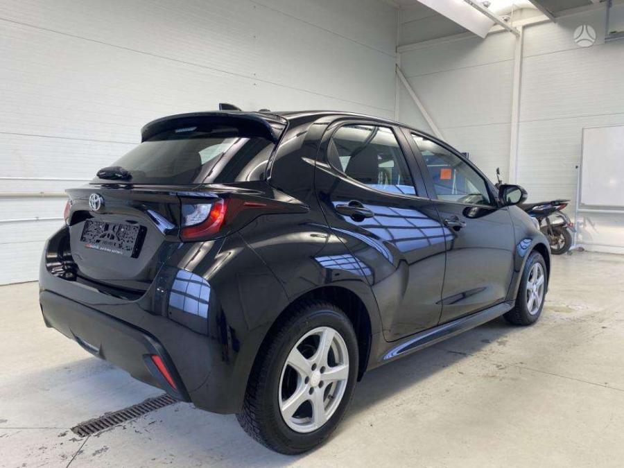 Black Toyota Yaris 2020 in Radviliskis, with an engine capacity of 1.00 L and mileage of 9 thousand km for 12281 €, photo 3 on AUTOMOTO.COM.LV