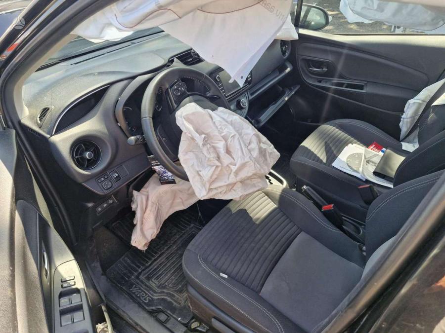 Melns Toyota Yaris 2020 Marijampole, ar dzinēja tilpumu 1.49 L un nobraukumu 89 tūkst. km par 4200 €, foto 9 vietnē AUTOMOTO.COM.LV