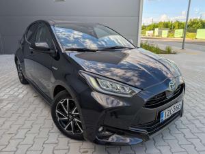 Melns Toyota Yaris 2020 Kauņa, ar dzinēja tilpumu 1.49 L un nobraukumu 21 tūkst. km par 16400 €, foto  vietnē AUTOMOTO.COM.LV