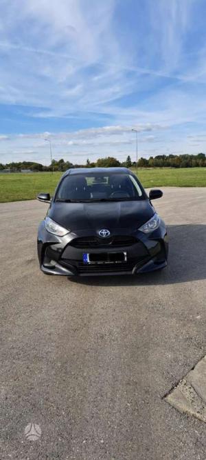 Black Toyota Yaris 2021 in Kaunas, with an engine capacity of 1.49 L and mileage of 99 thousand km for 12999 €, photo 2 on AUTOMOTO.COM.LV