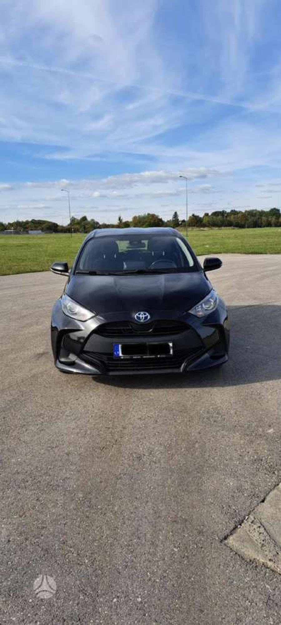 Black Toyota Yaris 2021 in Kaunas, with an engine capacity of 1.49 L and mileage of 99 thousand km for 12999 €, photo 2 on AUTOMOTO.COM.LV