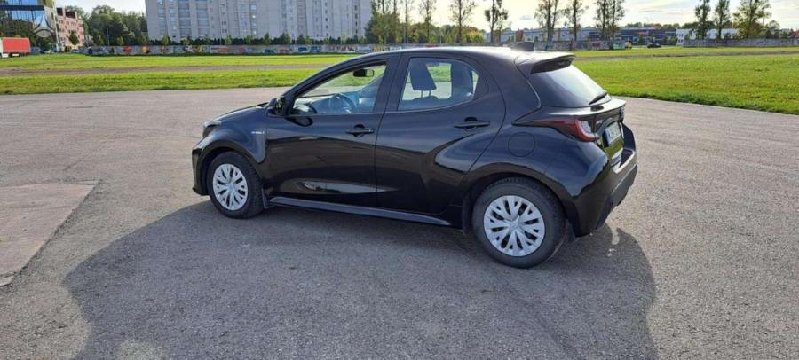 Black Toyota Yaris 2021 in Kaunas, with an engine capacity of 1.49 L and mileage of 99 thousand km for 12999 €, photo 3 on AUTOMOTO.COM.LV