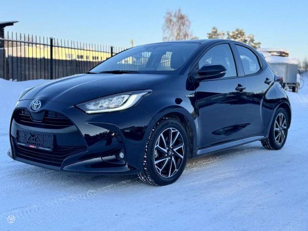 Black Toyota Yaris 2021 in Vilnius, with an engine capacity of 1.49 L and mileage of 91 thousand km for 15450 €, photo 1 on AUTOMOTO.COM.LV