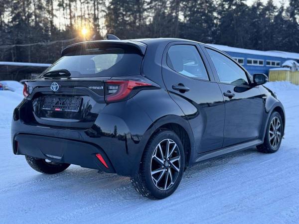 Black Toyota Yaris 2021 in Vilnius, with an engine capacity of 1.49 L and mileage of 91 thousand km for 15450 €, photo 5 on AUTOMOTO.COM.LV