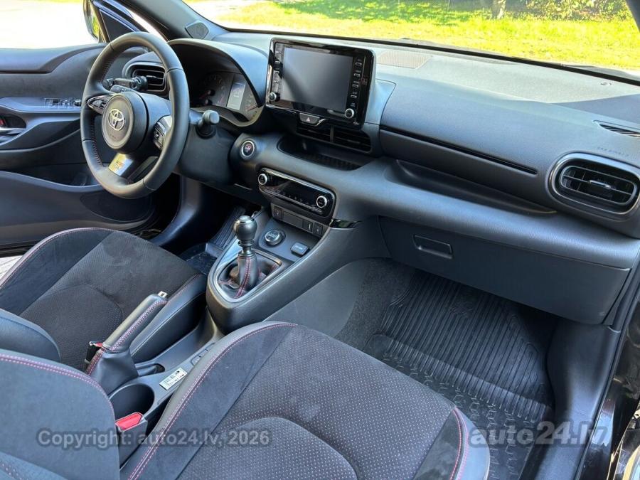 Melns Toyota Yaris 2021 Tallina, ar dzinēja tilpumu 1.60 L un nobraukumu 8 tūkst. km par 38900 €, foto 7 vietnē AUTOMOTO.COM.LV