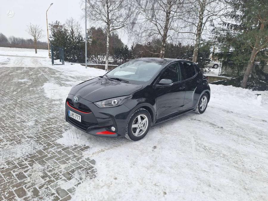 Melns Toyota Yaris 2022 Kauņa, ar dzinēja tilpumu 1.49 L un nobraukumu 40 tūkst. km par 13800 €, foto 1 vietnē AUTOMOTO.COM.LV