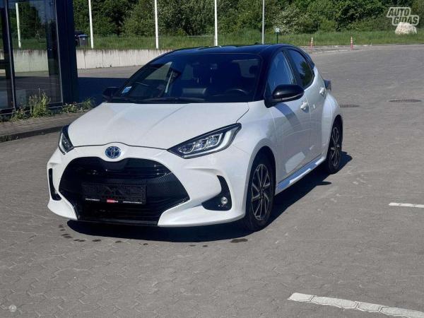 Melns Toyota Yaris 2022 Viļņa, ar dzinēja tilpumu 1.50 L un nobraukumu 40 tūkst. km par 19950 €, foto 1 vietnē AUTOMOTO.COM.LV