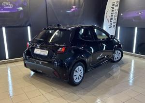 Black Toyota Yaris 2022 in Avizieniai, with an engine capacity of 1.50 L and mileage of 95 thousand km for 13950 €, photo 3 on AUTOMOTO.COM.LV