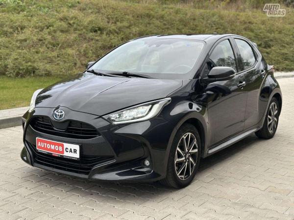 Black Toyota Yaris 2022 in Vilnius, with an engine capacity of 1.50 L and mileage of 101 thousand km for 14950 €, photo 1 on AUTOMOTO.COM.LV