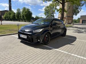 Черный Тойота Ярис 2022 в Рига, объемом двигателя 1.60 л и пробегом 37 тыс. км за 29500 €, фото  на AUTOMOTO.COM.LV