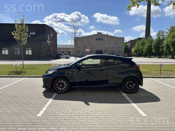Melns Toyota Yaris 2022 Rīga, ar dzinēja tilpumu 1.60 L un nobraukumu 37 tūkst. km par 29500 €, foto 3 vietnē AUTOMOTO.COM.LV