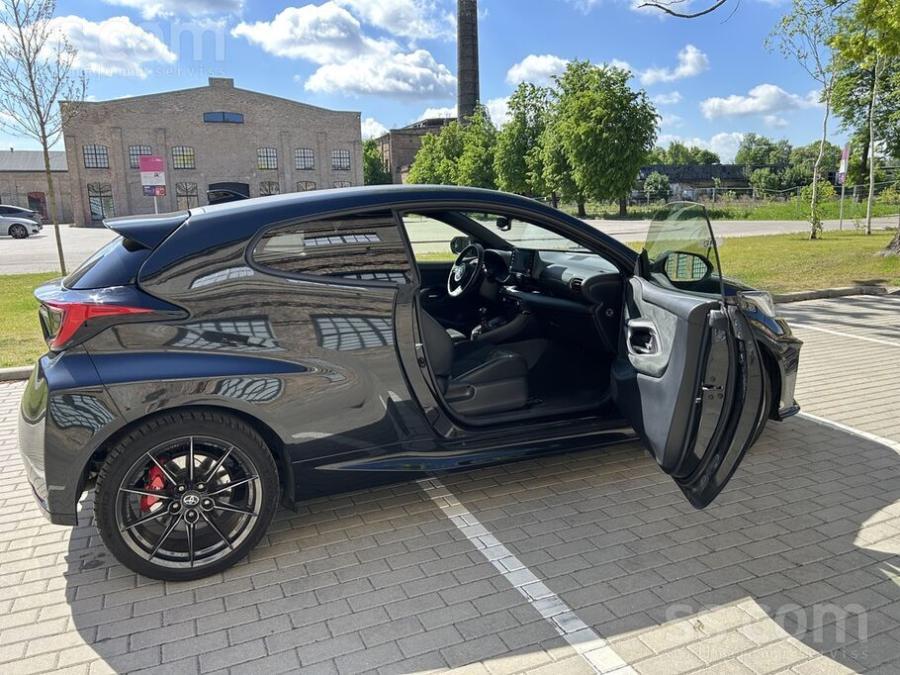 Melns Toyota Yaris 2022 Rīga, ar dzinēja tilpumu 1.60 L un nobraukumu 37 tūkst. km par 29500 €, foto 16 vietnē AUTOMOTO.COM.LV