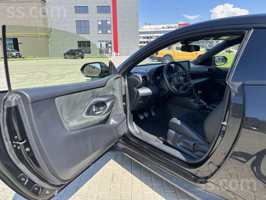 Melns Toyota Yaris 2022 Rīga, ar dzinēja tilpumu 1.60 L un nobraukumu 37 tūkst. km par 29500 €, foto 13 vietnē AUTOMOTO.COM.LV