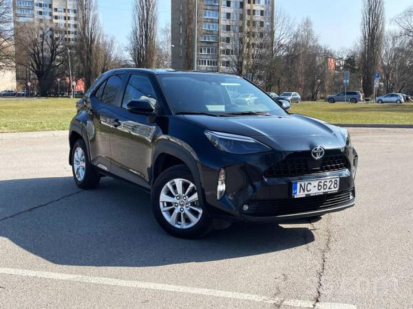 Melns Toyota Yaris 2022 Rīga, ar dzinēja tilpumu 1.50 L un nobraukumu 45 tūkst. km par 18900 €, foto 1 vietnē AUTOMOTO.COM.LV