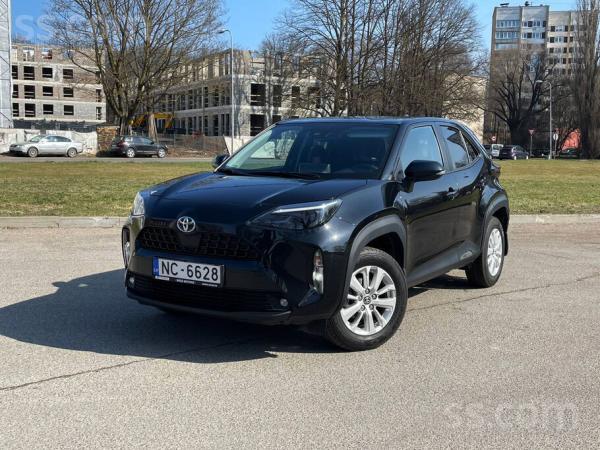 Black Toyota Yaris 2022 in Riga, with an engine capacity of 1.50 L and mileage of 45 thousand km for 18900 €, photo 2 on AUTOMOTO.COM.LV