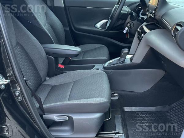 Black Toyota Yaris 2022 in Riga, with an engine capacity of 1.50 L and mileage of 45 thousand km for 18900 €, photo 7 on AUTOMOTO.COM.LV